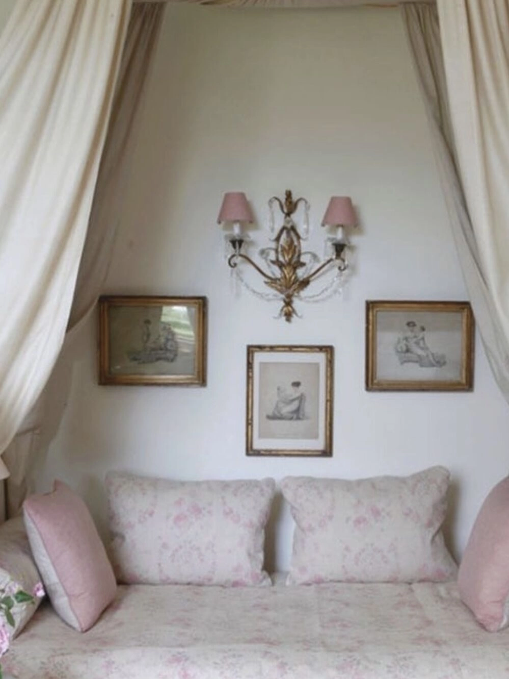 Creating an Aesthetic Coquette Bedroom (+ Inspo)%%page%% - The Other ...