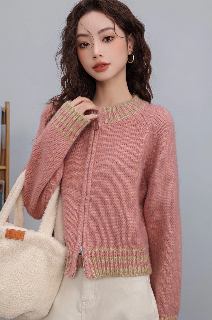 Pink Knitted Cardigan With Zipper Closure | The Other Aesthetic
